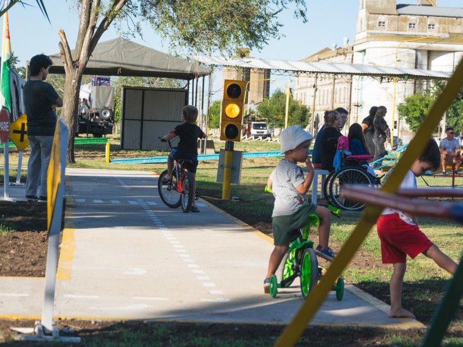 Inauguraron una plazoleta con parque vial para los más chicos – La Voz ...